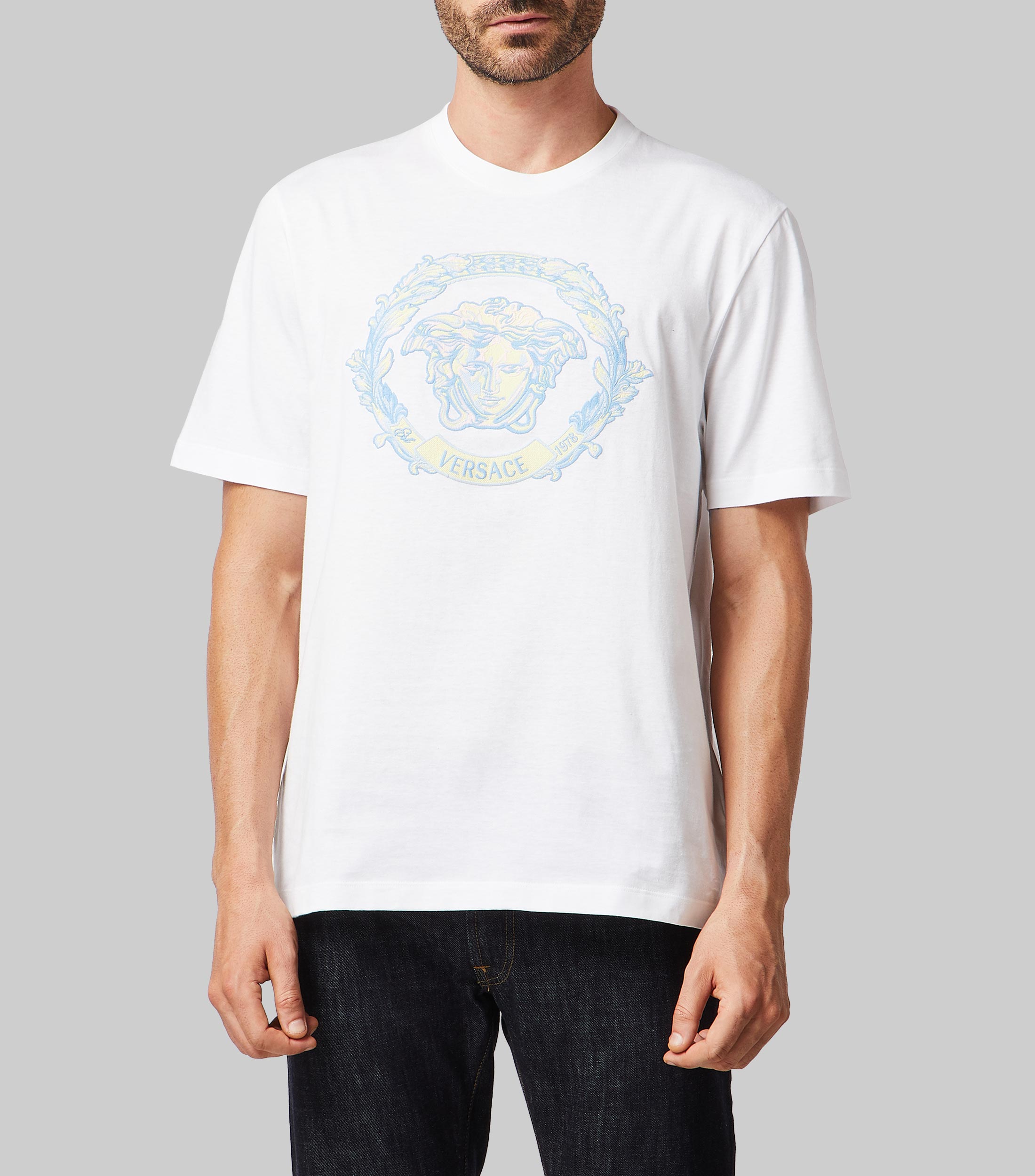 Versace: Playera de cuello redondo con manga corta y bordados Hombre ...