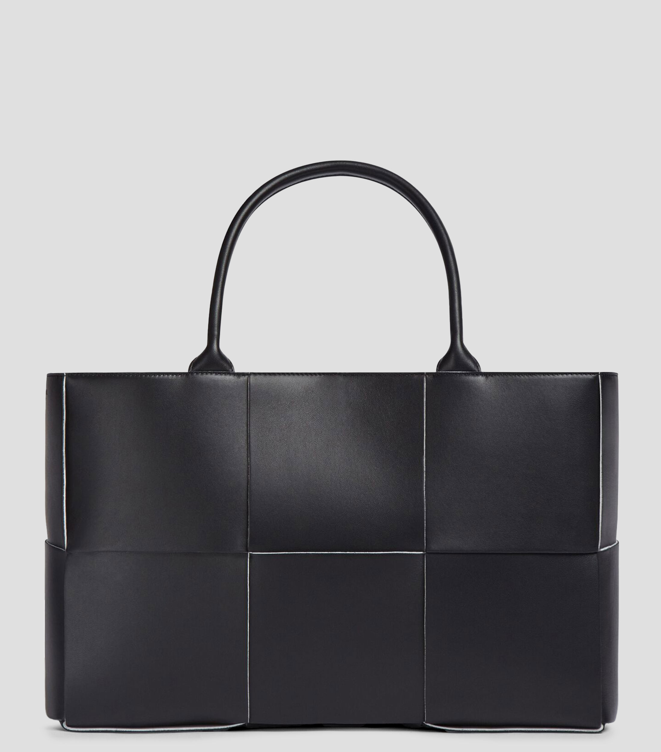 Bottega Veneta: Bolsa tote negra en piel Arco lisa Mujer | El Palacio ...
