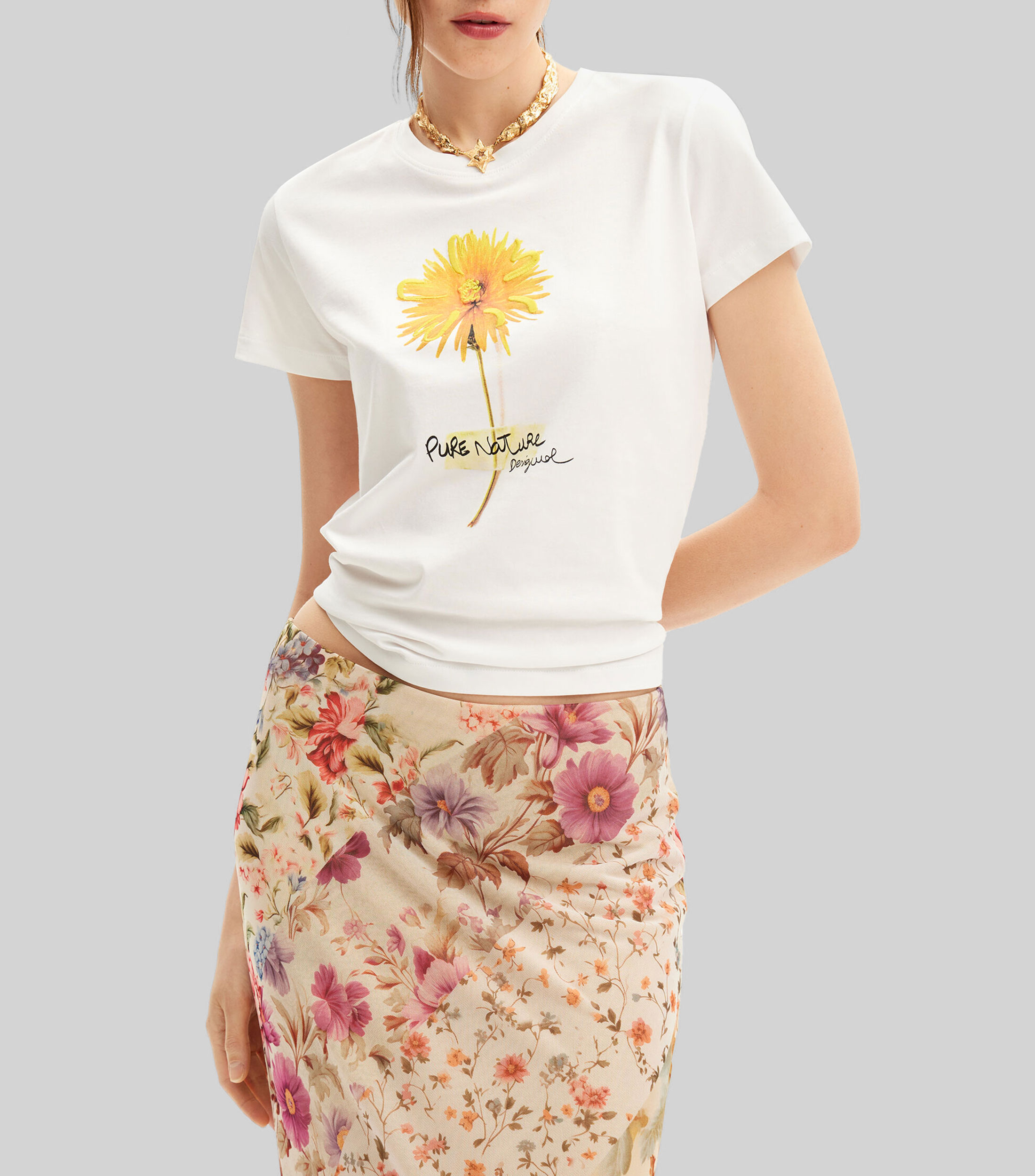 Desigual: Playera de manga corta con flor Mujer | El Palacio de Hierro