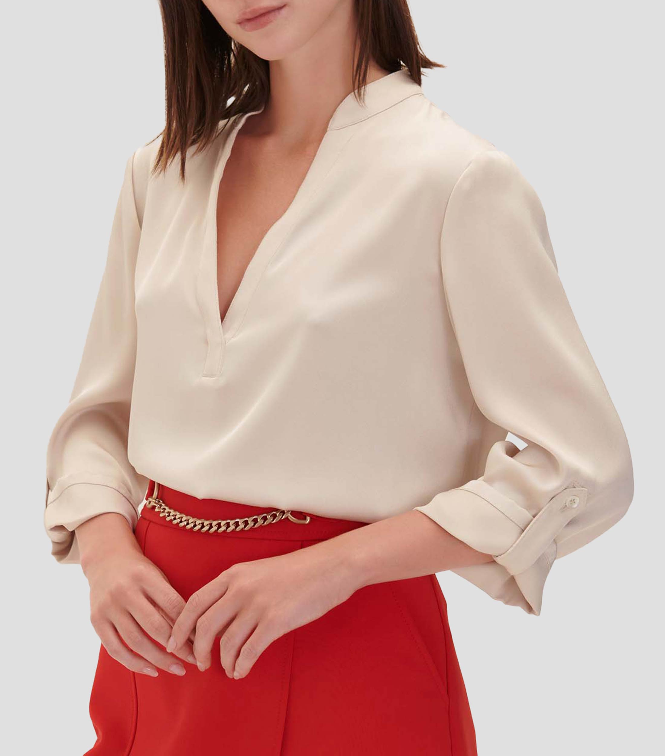 Julio: Blusa de Satín Cuello Mao y Escote V Beige Mujer | El Palacio de ...