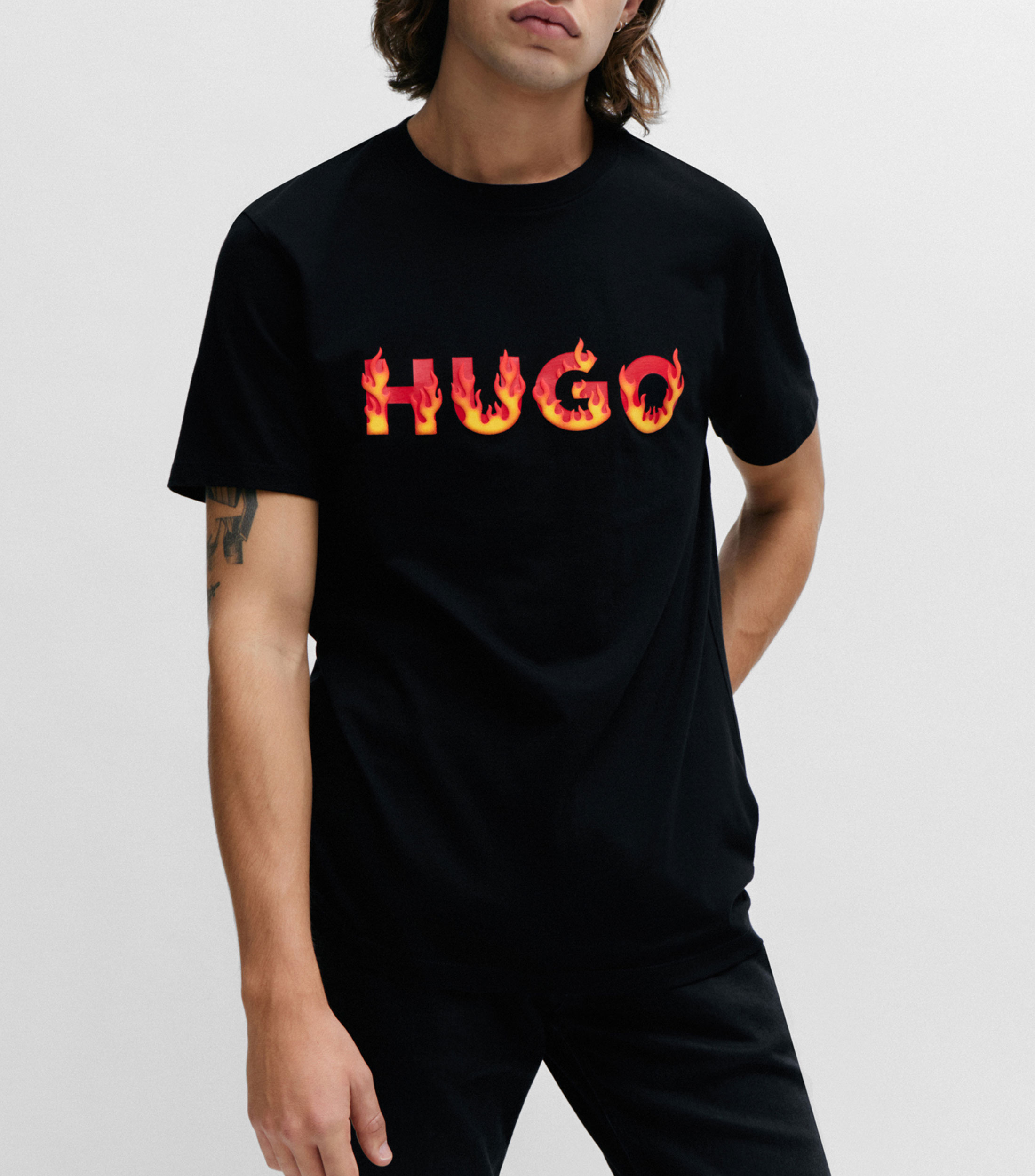 Hugo: Playera de punto de algodón con logo con llamas en relieve Hombre ...