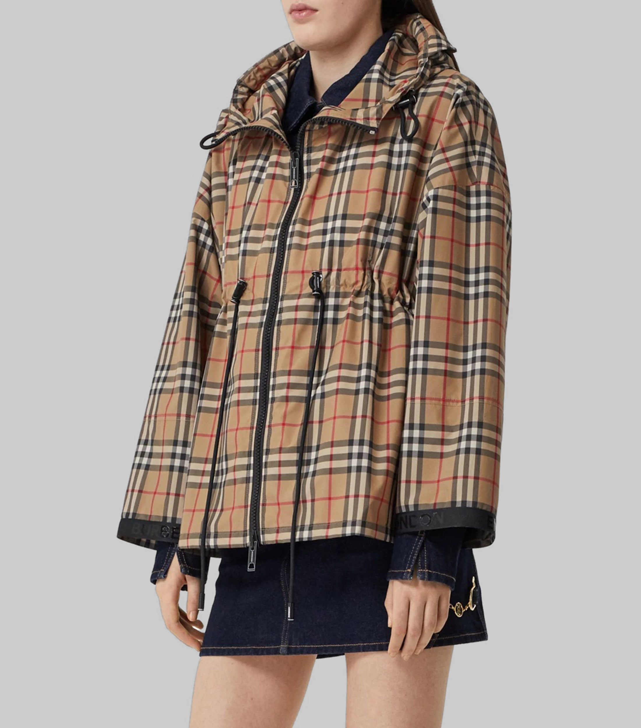 Burberry: Chamarra en tejido Check con capucha y cintas de logotipo ...
