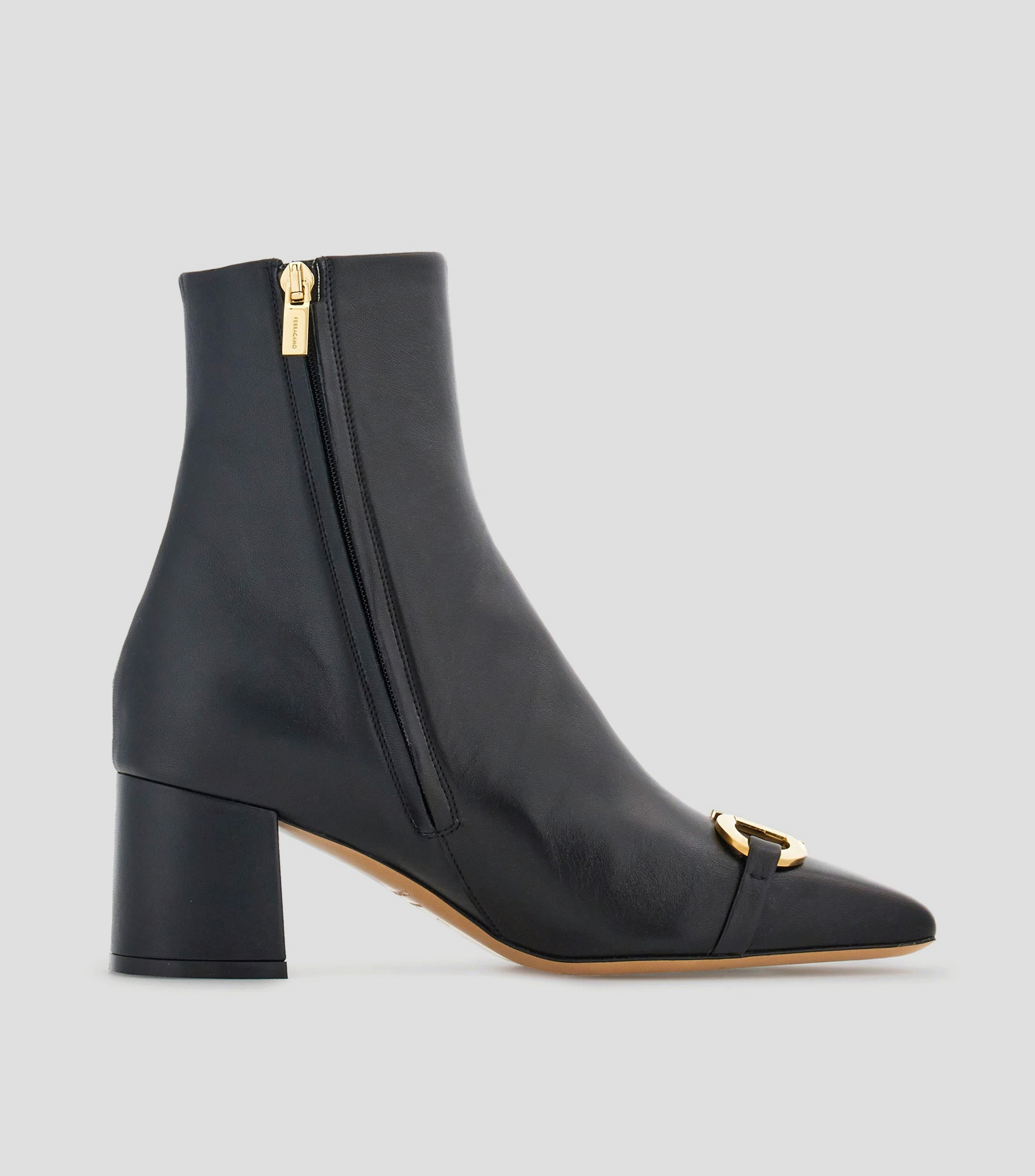 Ferragamo: Botines adorno Gancini Mujer | El Palacio de Hierro