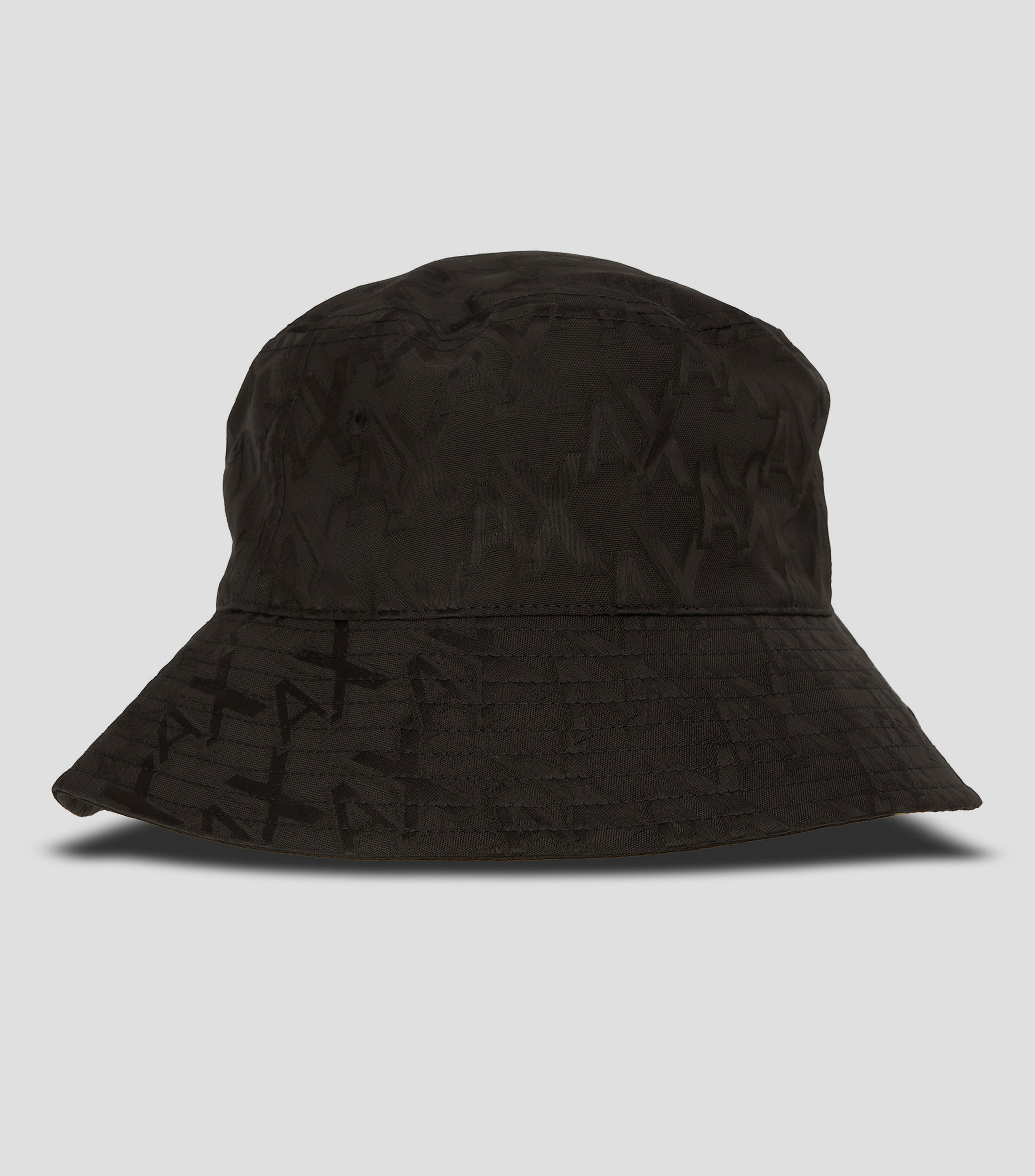 Armani Exchange: Gorro pescador con monogram Hombre | El Palacio de Hierro
