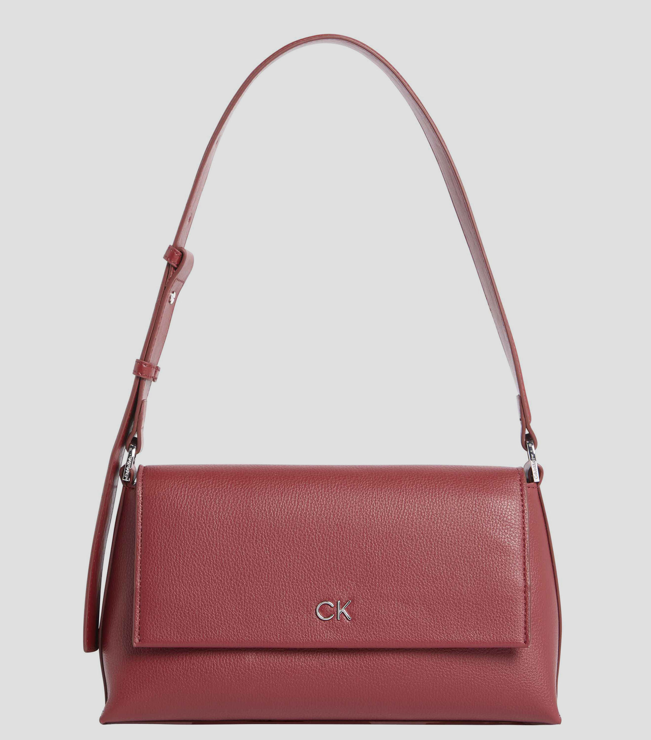 Calvin Klein: Bolsa shoulder roja granulada Mujer | El Palacio de Hierro