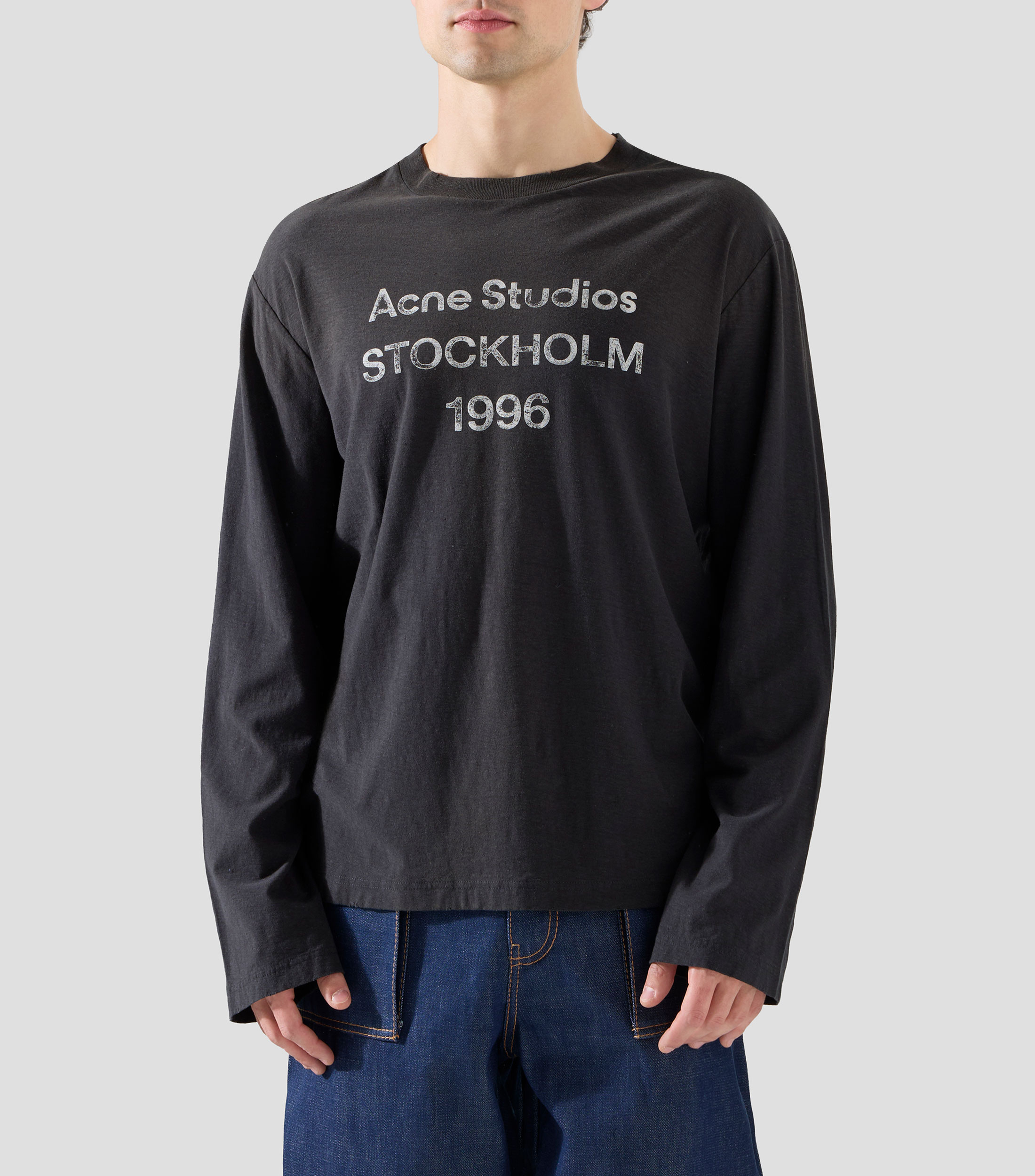 ACNE STUDIOS Playera cuello redondo manga larga estampada Hombre |El ...