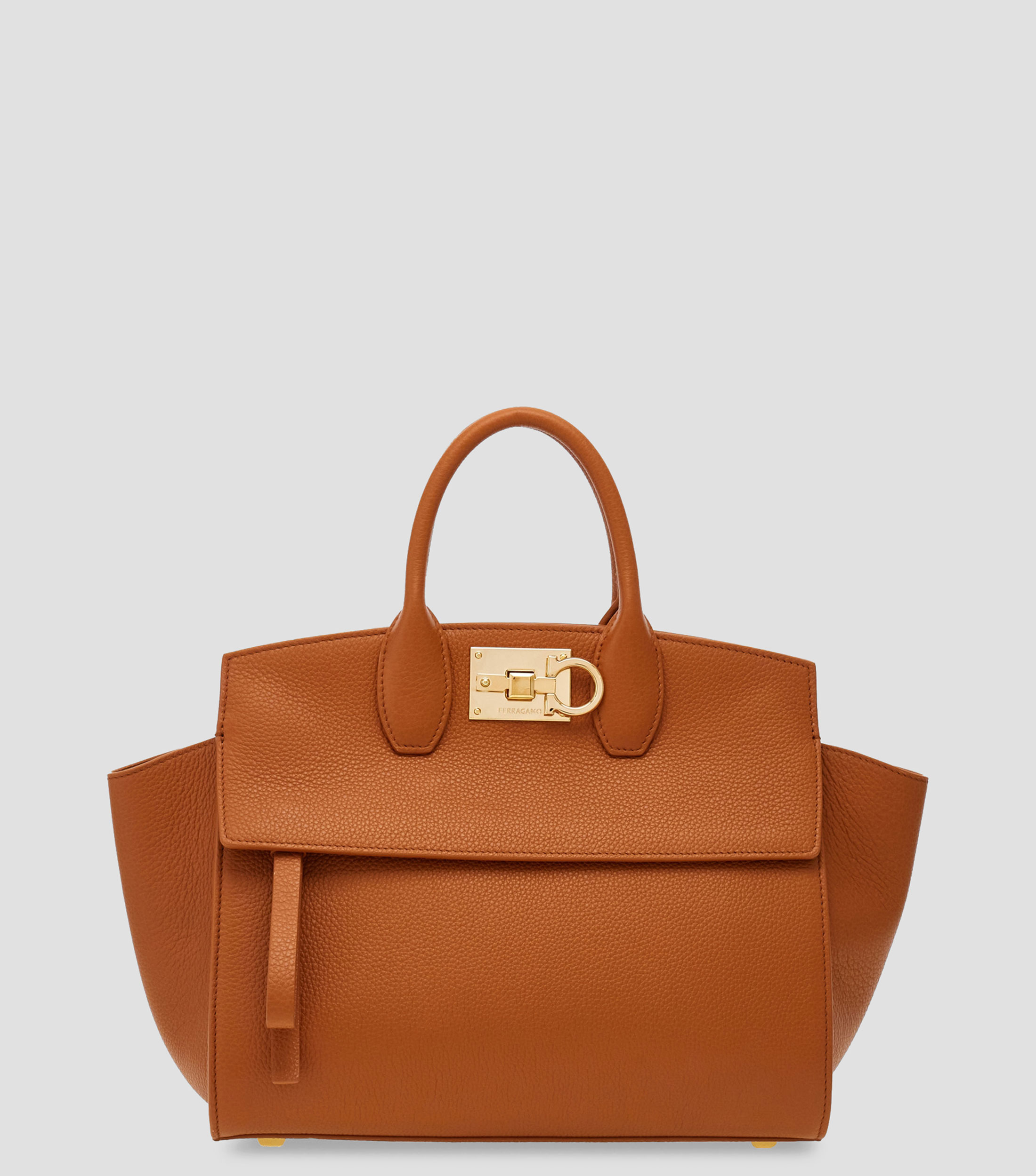 Ferragamo: Ferragamo Studio Soft bag (S) Mujer | El Palacio de Hierro