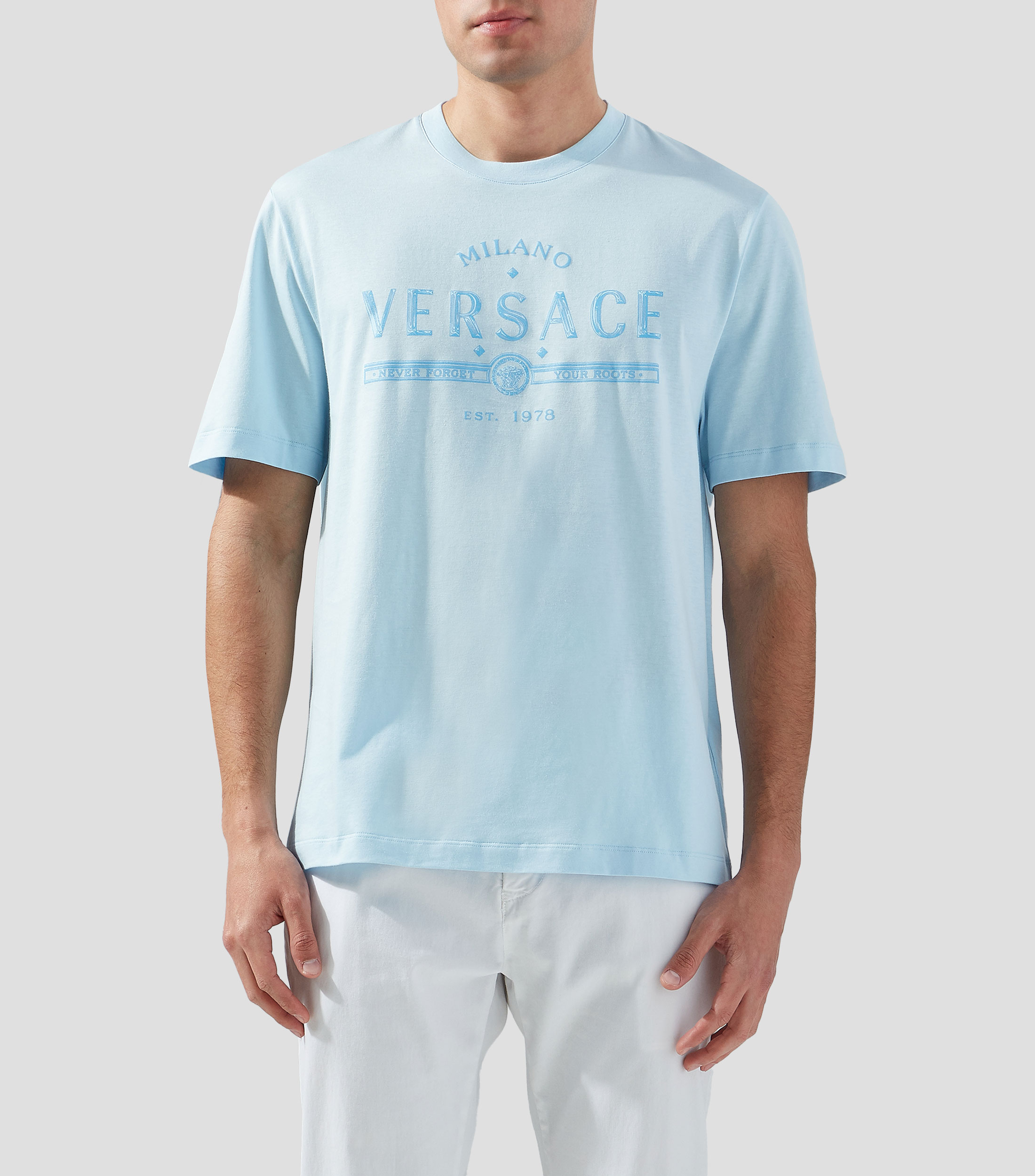 Versace: Playera de cuello redondo y manga corta estampada Hombre | El ...
