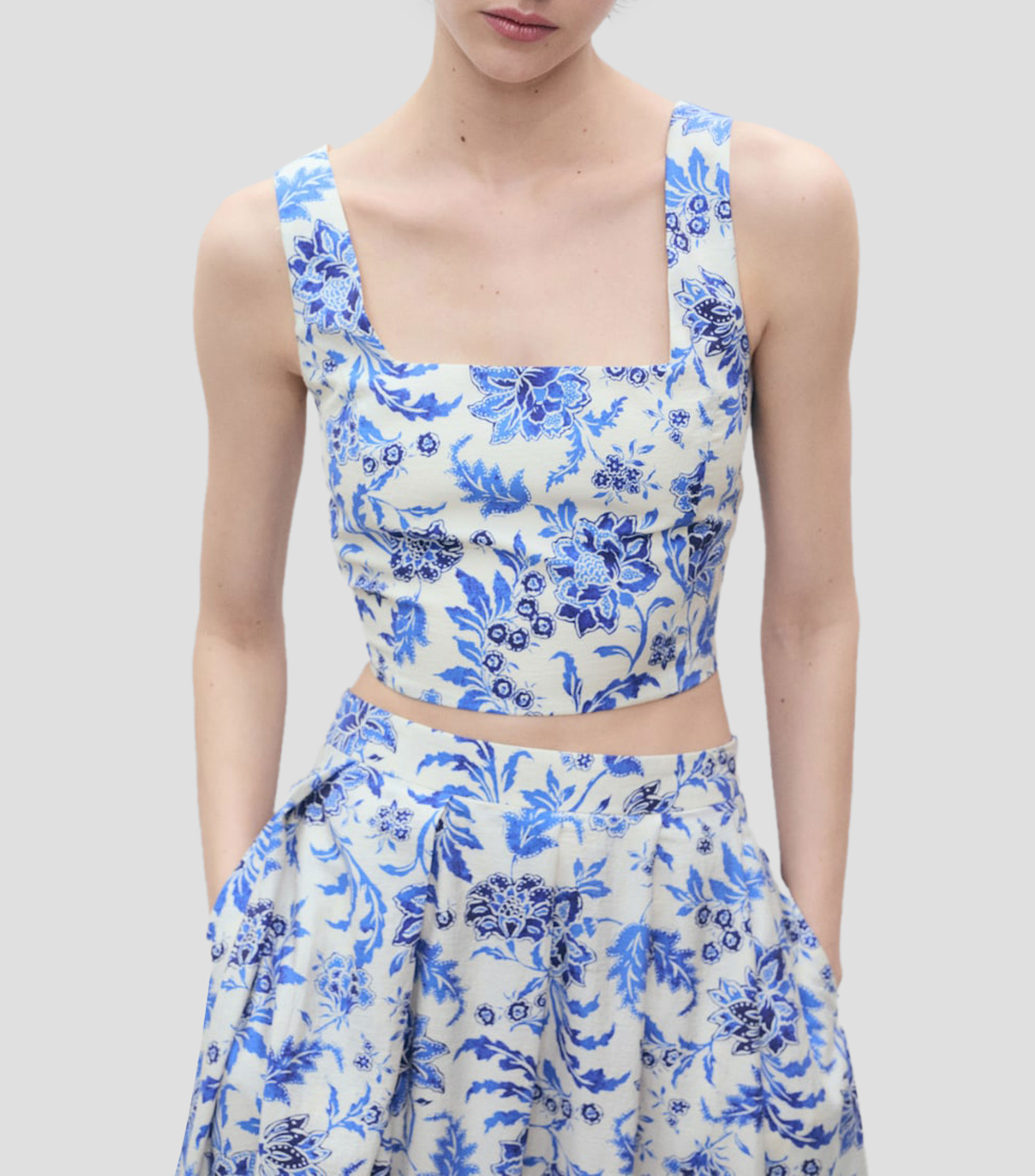 MANGO_1323_Mango Blusa crop top con flores Mujer |El Palacio de Hierro